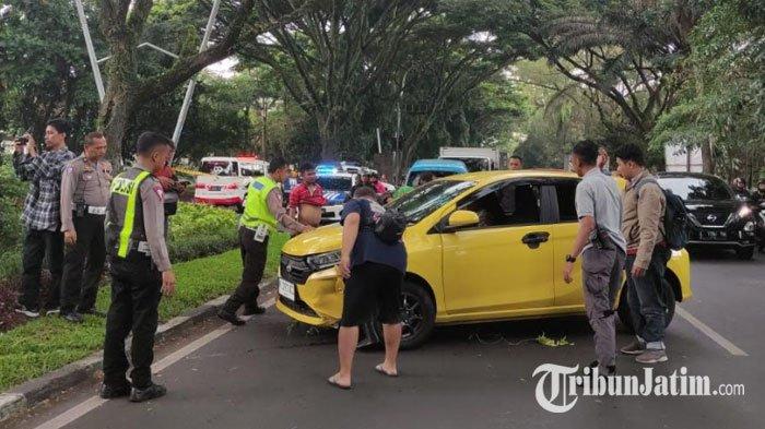 Niat Putar Balik, Daihatsu Ayla Mendadak Terobos Taman di Kota Malang, Berhenti Setelah Tabrak ...