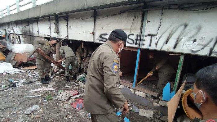 Upaya Beri Kehidupan Lebih Layak, Bangunan Liar di Kolong Jalan Tol Dupak Surabaya Dibongkar ...
