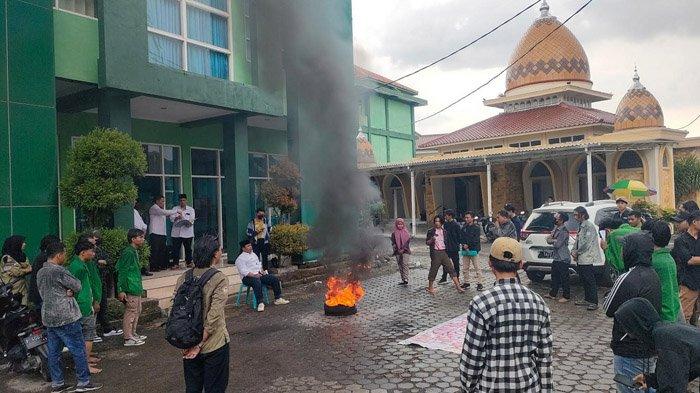 Diwarnai Aksi Bakar Ban, Puluhan Mahasiswa UIJ Jember Gelar Demo Minta ...