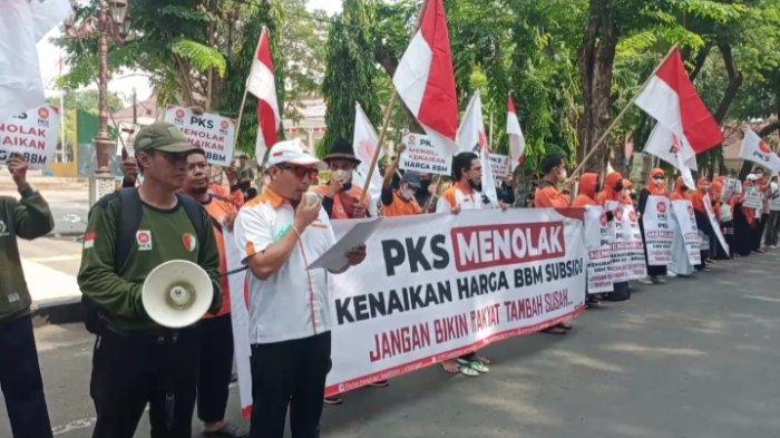 DPD PKS Lamongan Gelar Demo Secara Santun, Suarakan Tolak Kenaikan Harga BBM - Tribunjatim.com
