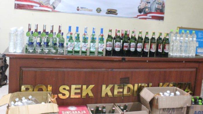 Pria dari Kediri ini Tak Berkutik saat Belasan Polisi Gerebek Rumahnya, Sita Ratusan Botol Miras ...