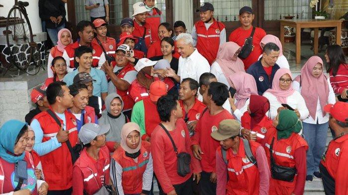 Ratusan Warga Datangi Rumah Jabatan Gubernur Jateng, Bawa Hasil Bumi ke ...