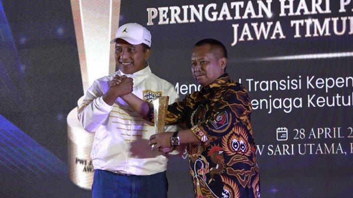 Rektor UNESA Surabaya Cak Hasan Terima Penghargaan Change Leader ...