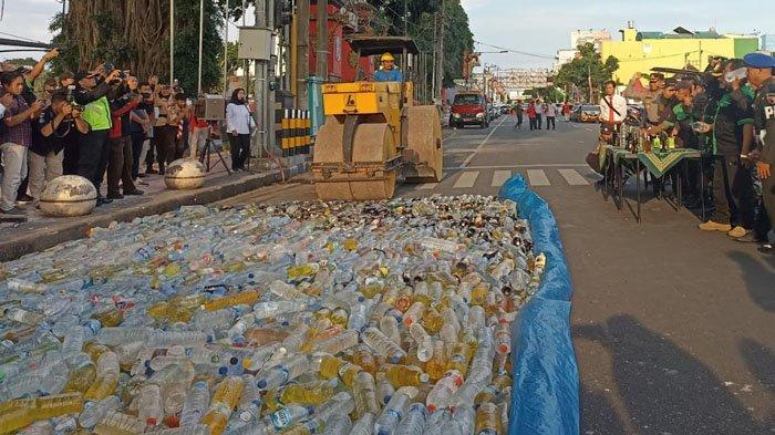 Polisi Musnahkan Ribuan Botol Miras Jelang Lebaran 2024 di Kota Blitar - Tribunjatim.com