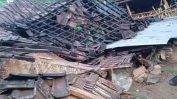 Rumah Warga Kediri Ambruk Diterjang Hujan Deras dan Angin Kencang, Cucu Tertimpa Atap ...