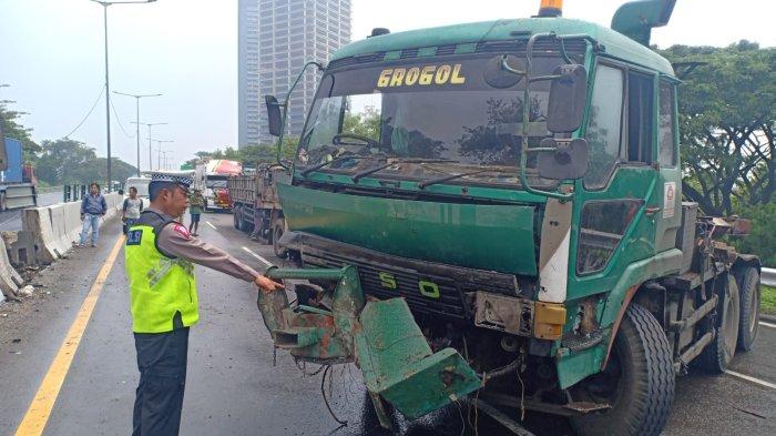 Breaking News, 2 Truk Trailer Bertabrakan di Tol Satelit-Perak, Dinding Pembatas Jalan Ambruk ...
