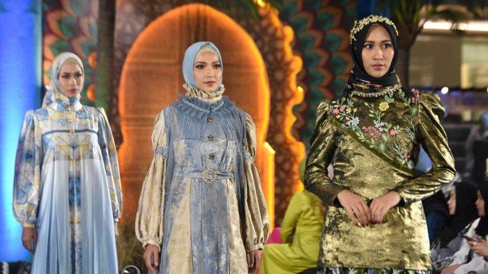 Ini Gaya Busana Lebaran Versail-Rhein Rancangan Saffana, Padukan Motif ...