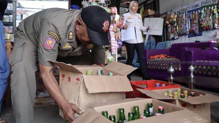 Tekan Peredaran Miras agar Tak Tersentuh Anak-anak, Satpol PP Batu Amankan 131 Botol Miras ...