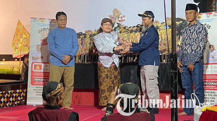 Lewat Pagelaran Wayang Kulit, Satpol PP Ponorogo Sosialisasikan Gempur Rokok Ilegal ...