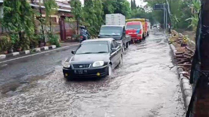 Tergenang Air Setiap Hujan, Kondisi Jalan Veteran Lamongan Dikritik ...