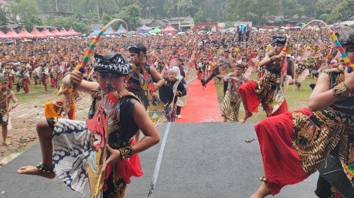 Tari Turonggo Yakso Khas Dongko Trenggalek Pecahkan Rekor MURI, Rekor ...
