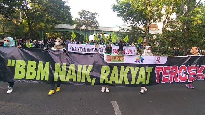 Gelombang Penolakan Kenaikan Harga BBM Berlanjut, Puluhan Ribu Buruh Geruduk Kantor Gubernur ...