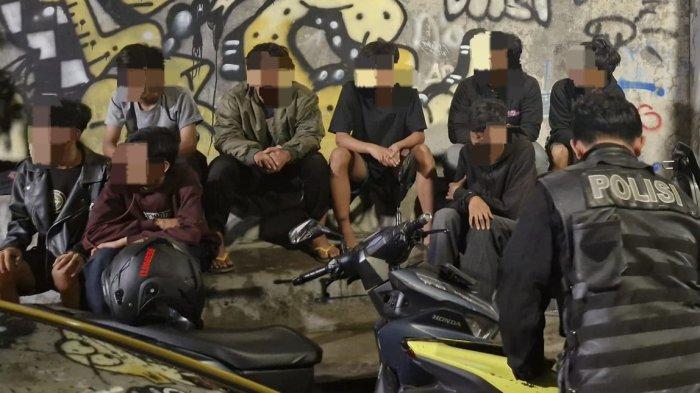 13 Remaja Diciduk Polisi, Tawuran Ayunkan Celurit Sambil Live Instagram ... 13 Remaja Diciduk Polisi, Tawuran Ayunkan Celurit Sambil Live Instagram ...