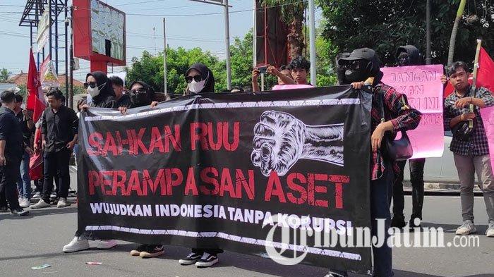 Gelar Aksi di Gedung DPRD Kota Blitar, Puluhan Mahasiswa Desak ... Gelar Aksi di Gedung DPRD Kota Blitar, Puluhan Mahasiswa Desak ...
