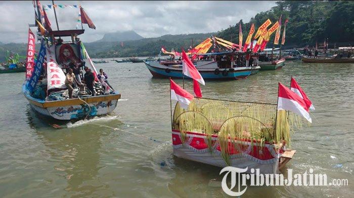 Upacara Adat Labuh Laut, Nelayan Pantai Popoh Tulungagung Berharap Ikan ...