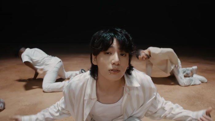 Arti Lirik Lagu Seven - Jungkook ft Latto Clean Version, Trending di ...