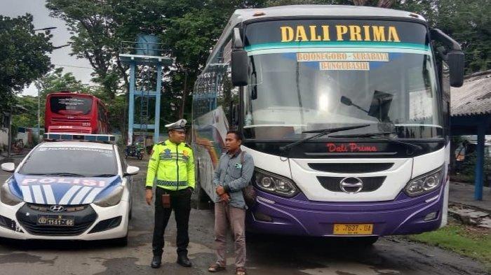 Bahayakan Pengendara, Aksi Ugal-ugalan Sopir Bus di Lamongan Berujung Sanksi Tegas - Tribunjatim.com