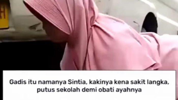 Sosok Gadis 17 Tahun di Surabaya Penjual Rempeyek sambil Merangkak, Rawat Ayahnya yang Sakit ...