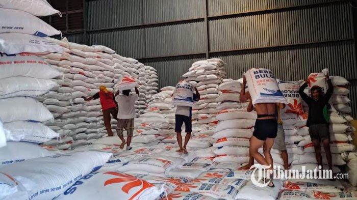 Cegah Melambungnya Harga, Bulog Banyuwangi Gelontor Beras SPHP Belasan Ton Tiap Hari ...