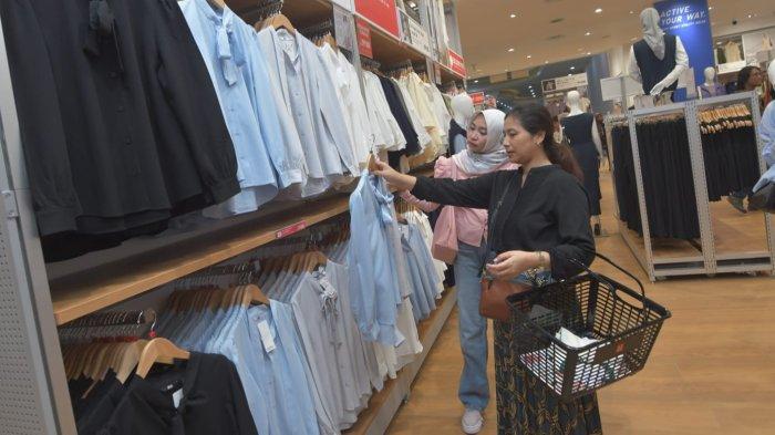 Suasana Hari Pertama Pembukaan Uniqlo di Unimas District Sidoarjo ...