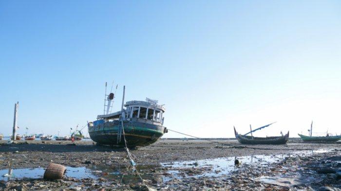 Belasan Perahu Nelayan di Pamekasan Tenggelam Diterjang Ombak Besar, Kerugian Ditaksir Rp 160 ...