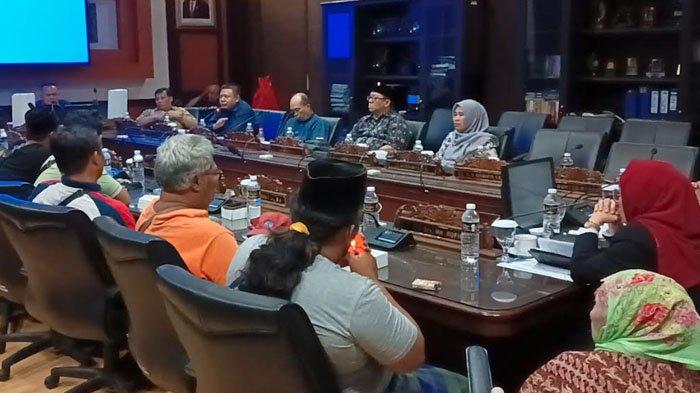 Suasana Rapat Dengar Pendapat Dewan dengan Warga Rusunawa Gunungsari ...