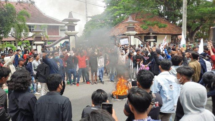 Aliansi BEM se-Pamekasan Sudah Bergerak, Ramai-Ramai Tolak Kenaikan Harga BBM di Depan Kantor ...
