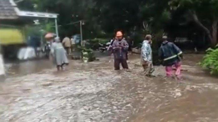 Diguyur Hujan Seharian, Air Sungai Glidik Meluap Banjiri Ratusan Rumah di Tempursari Lumajang ...