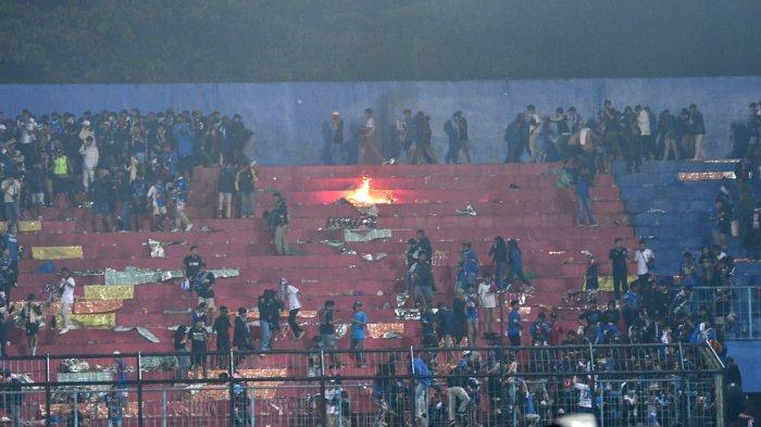 Arema FC Dipermalukan Persebaya 2-3, Aremania Ngamuk di Stadion ...