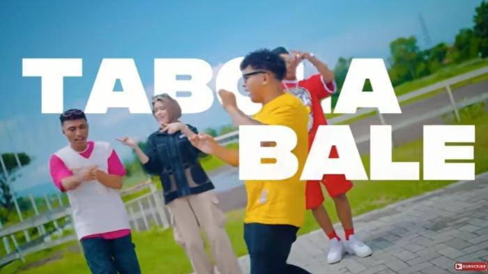 Makna Lirik Lagu Tabola Bale - Silet Open Up, Jacson Zeran, Juan Reza ...