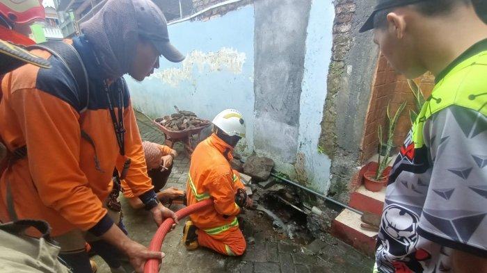 Dilintasi Kendaraan Pengangkut Sampah, Tanah di Jalan Imam Bonjol Kota ...