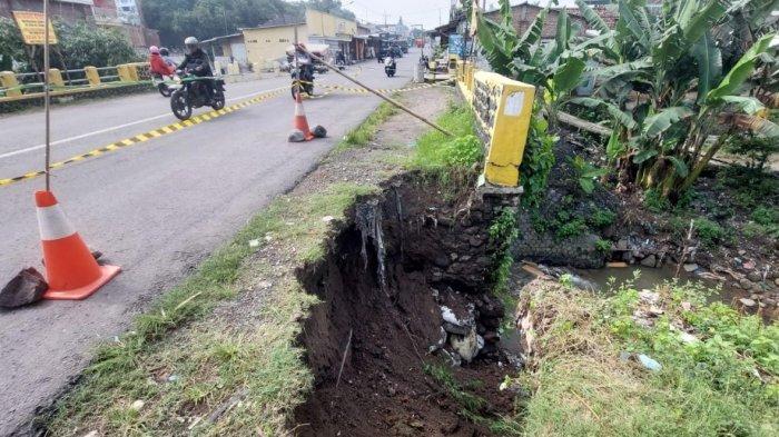 Hujan Deras Guyur Kediri, Talud Longsor di Jembatan Jalan Utama di Pare, ini Langkah BPBD ...