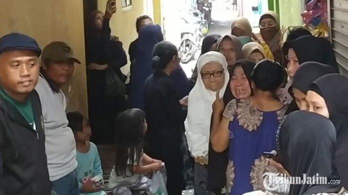 Tangis Istri Pecah Suami-Anak Tewas Dalam Kebakaran Rumah di Kedung ...