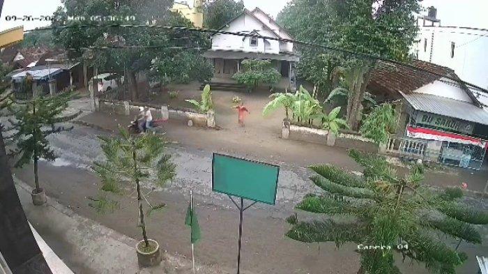Detik-detik Aksi Jambret di Sambirobyong Tulungagung Terekam CCTV ...