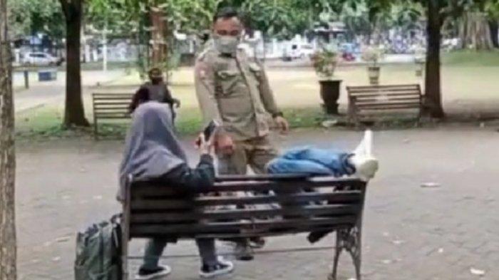 Bermesraan di Bangku Alun-Alun Merdeka Malang, Sejoli Ini Dihukum Ngepel, Mengaku Capek Jalan ...