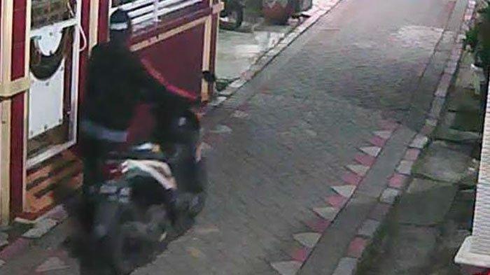 Maling Santai Dorong Motor Curian di Gang Permukiman Warga Surabaya ...