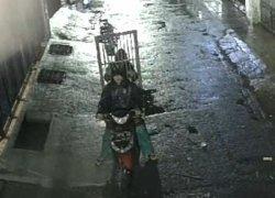 Aksi Nekat 2 Pria Curi Penutup Selokan Besi di Tambaksari Surabaya Saat Hujan Deras, Terekam ...