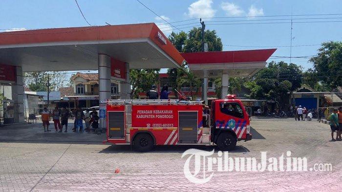 Muncul Suara 'Jedug' dan Percikan Api di SPBU Bungkal Ponorogo, Warga ...
