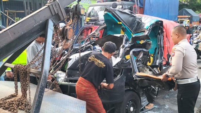 Kecelakaan Maut di Malang, Pickup Tabrak Truk Berhenti sampai Ringsek ...