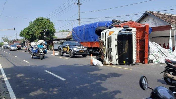 Gegara Anak Sekolah, Truk Gandeng Muatan Pakan Ikan Terguling di Jalan ...