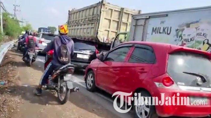 Jalan Raya Manyar Gresik Macet Dua Arah Gara-gara Bus Mogok, Diperparah dengan Penyempitan Jalur ...