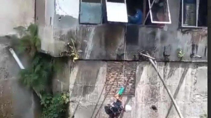 Aksi Bergelantungan Tim Damkar Bondowoso Bersihkan Sampah Plastik di Gorong-Gorong - Tribunjatim.com