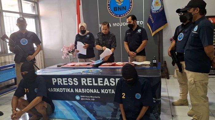 2 Residivis Pengedar Narkoba Dibekuk, BNN Mojokerto Sita 300 Butir Ekstasi dan 8 Gram Sabu Siap ...
