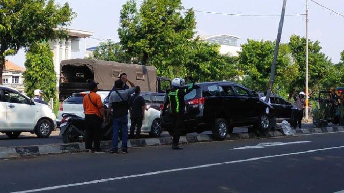 Kecelakaan di Surabaya, Mobil Innova Tabrak Tiang PJU Depan Royal Plaza ...