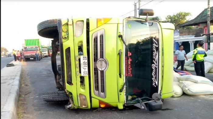 Sopir Ngantuk, Truk Muat Pakan Ternak Terguling di Jalan Nasional Jombang, Lalu Lintas Sempat ...