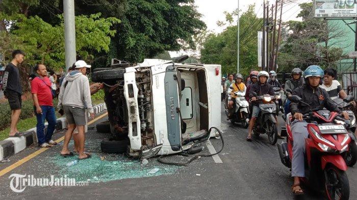 Setir Hilang Kendali, Truk Boks Muatan Es Batu Terguling di Malang, Sopir Pilih Tabrak Median ...