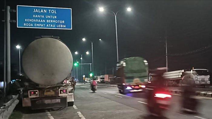Warga Keluhkan Truk Parkir Sembarang di Exit Tol Cerme Gresik, Bahayakan Pengendara saat Malam ...