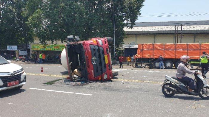 BREAKING NEWS: Hindari Balapan Motor, Truk Tangki LPG Terguling di Jalan Surabaya- Mojokerto ...
