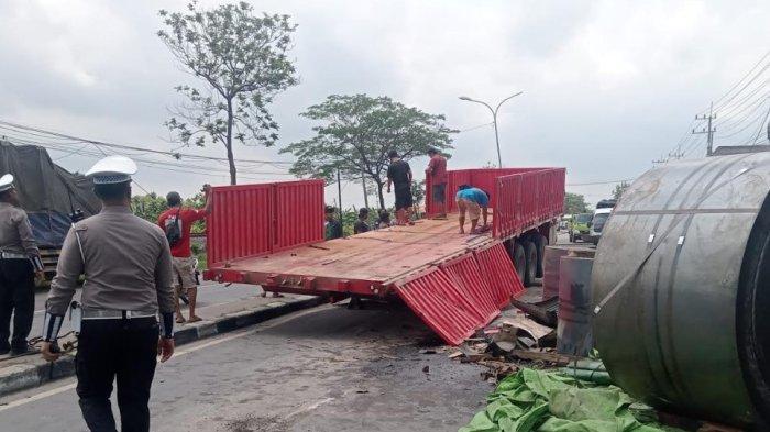 Hindari Kendaraan, Truk Trailer Muat Pintalan Baja Terguling di Lamongan, Arus Lalin Terganggu ...