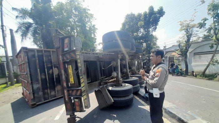 Hindari Motor, Truk Tronton Terguling dan Menutup 2 Ruas Jalan di Lumajang, Arus Lalin Sempat ...